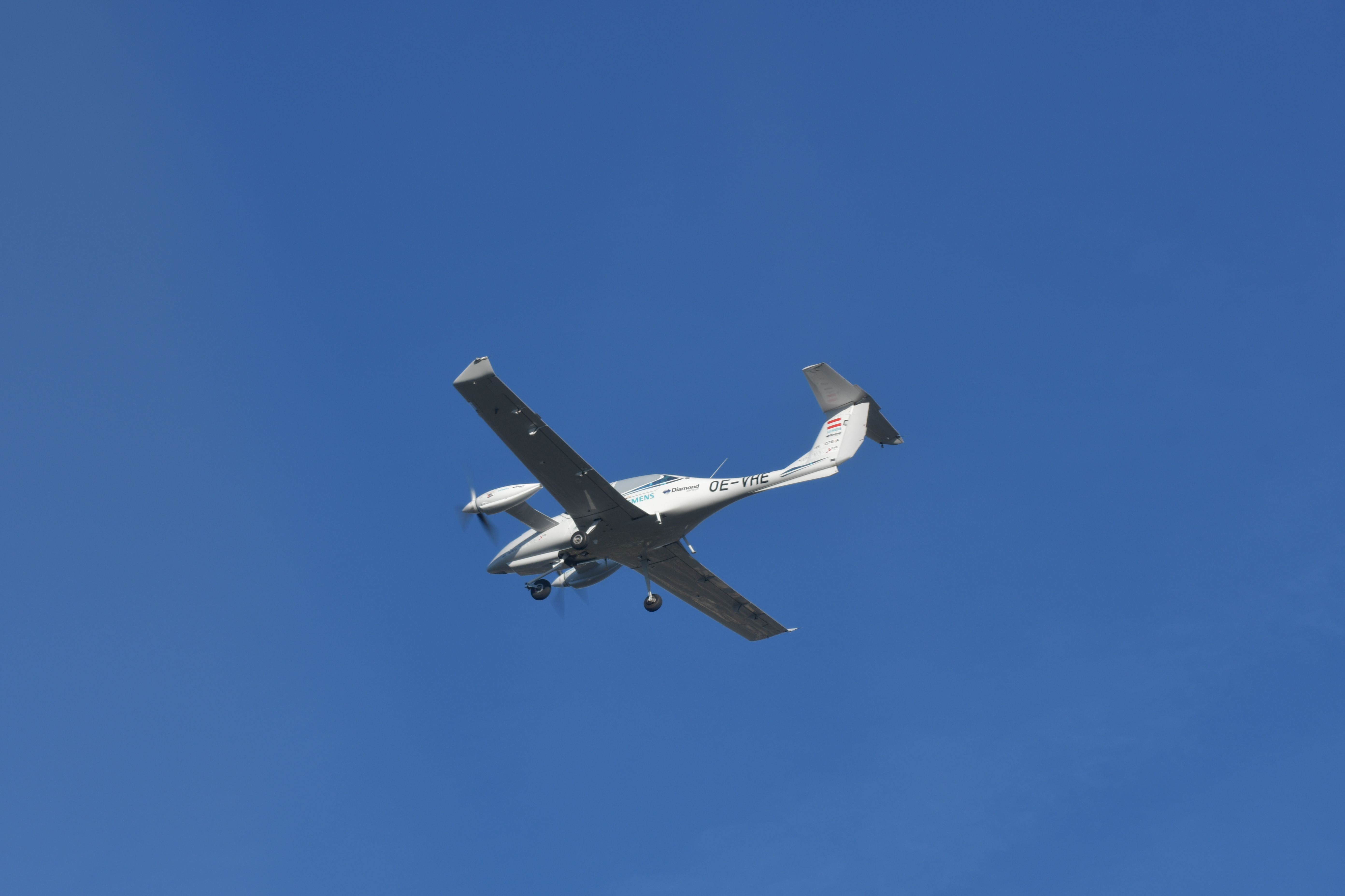 Diamond Aircraft 1st Flight Multi-engine Hybrid Electric Aircraft ...